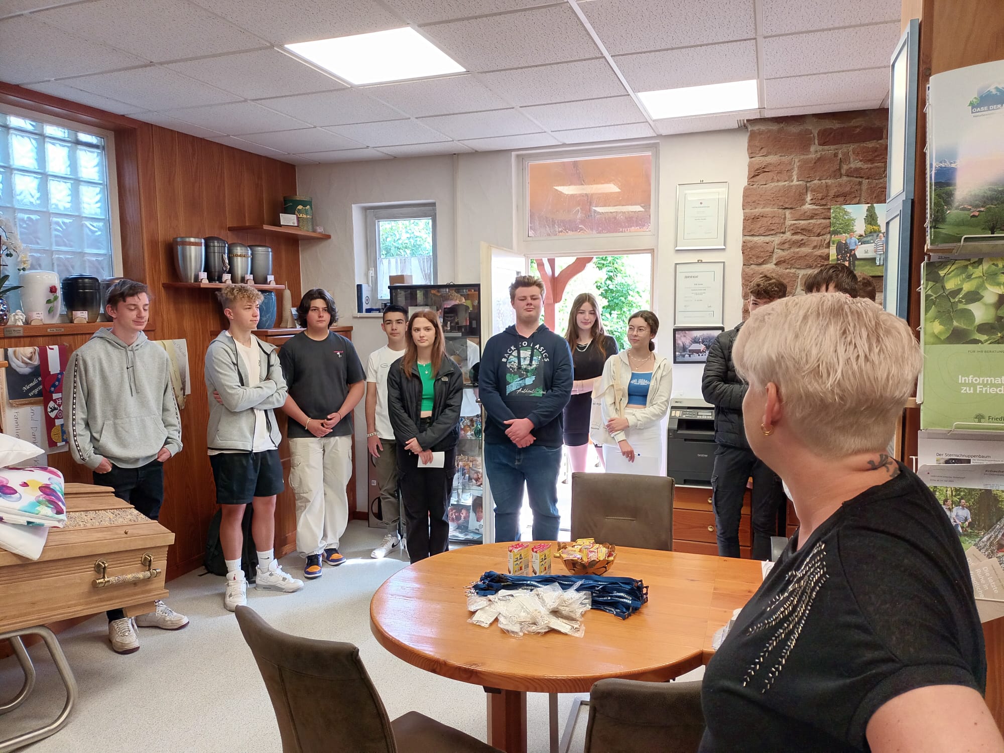 Oberzent-Schule besucht Bestattungsunternehmen Ihrig